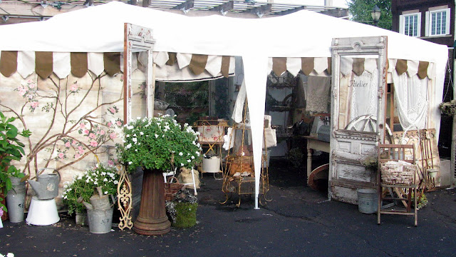 Beautiful set up for a French Flea Market ♥ | Flea market booth, Market ...