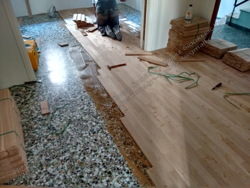 Θέλω να βάλω κολλητό ξύλινο πάτωμα πάνω σε μωσαϊκό