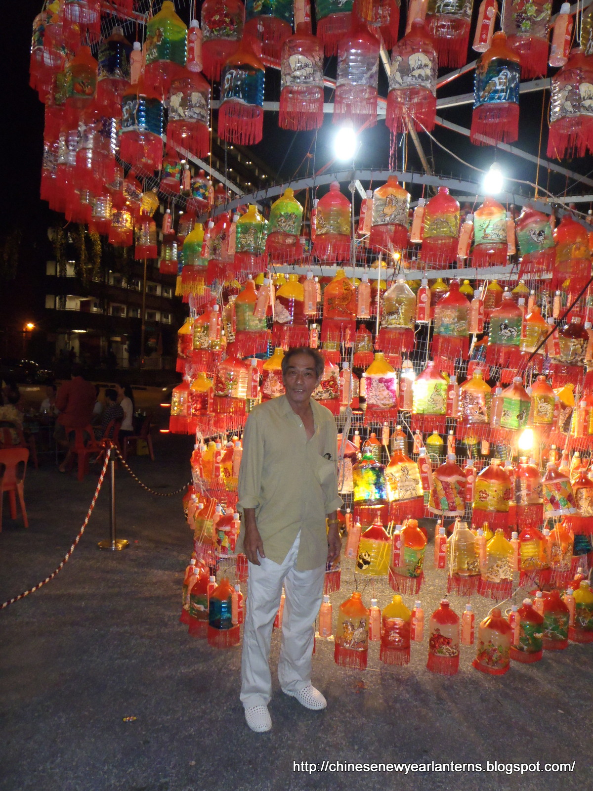 Chinese New Year Lanterns 红包灯笼手工制作: Giant Lantern Made of Recycled ...