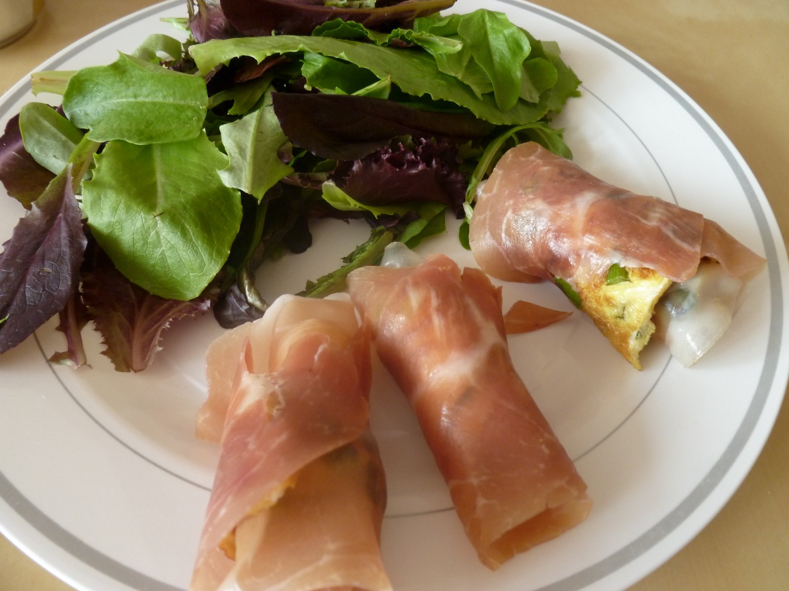 ROLLITOS DE JAMON SERRANO RELLENOS DE TORTILLA DE HUEVO.