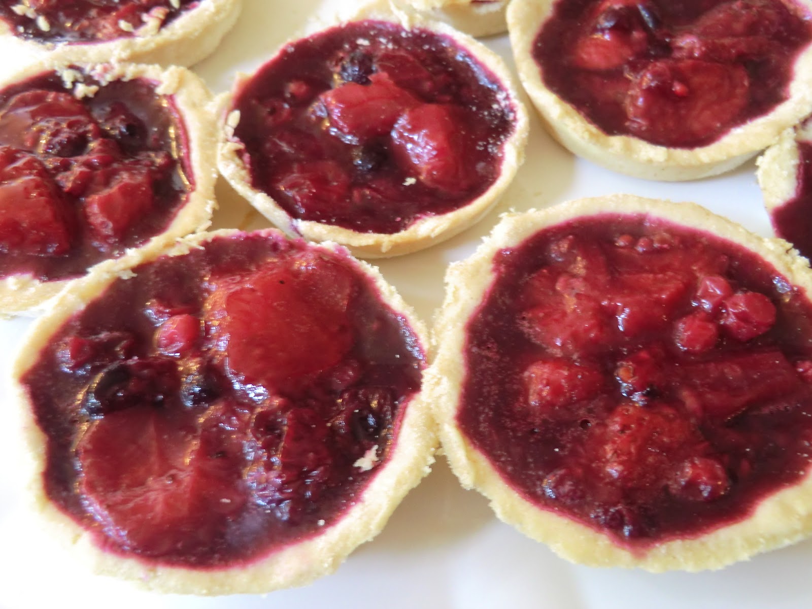 Petites tartelettes aux fraises et aux fruits rouges sans gluten ni ...