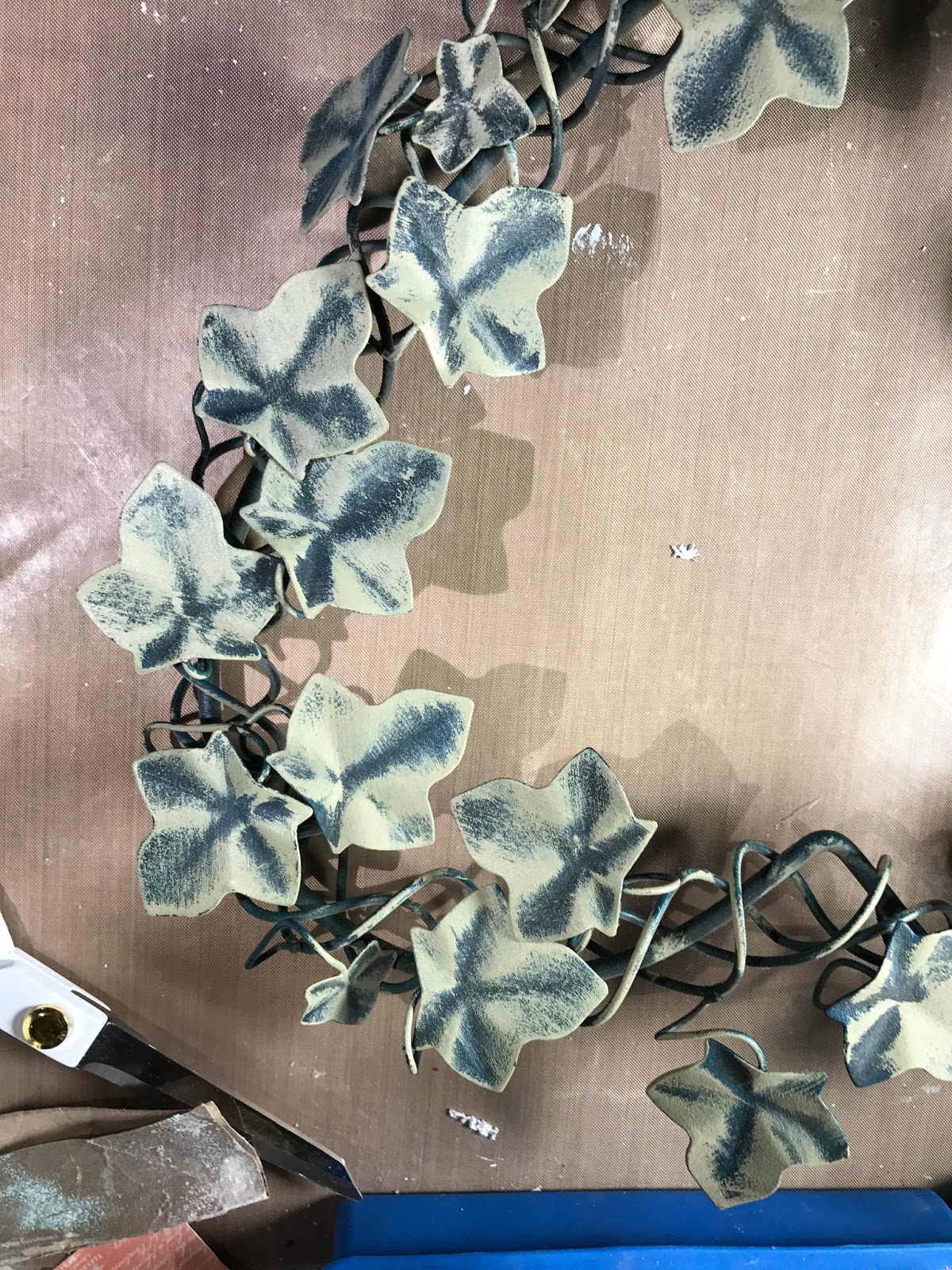 Gold Rush Gal Crafts: Metal Ivy Heart Wreath Quick Makeover