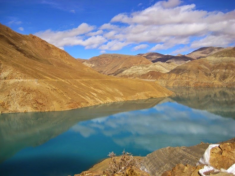 Intricate Ice Crack Patterns on Lake Puma Yumco - Snow Addiction - News ...