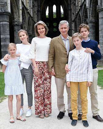 Royal Family Around the World: Belgian Royal Family's pose for photos ...