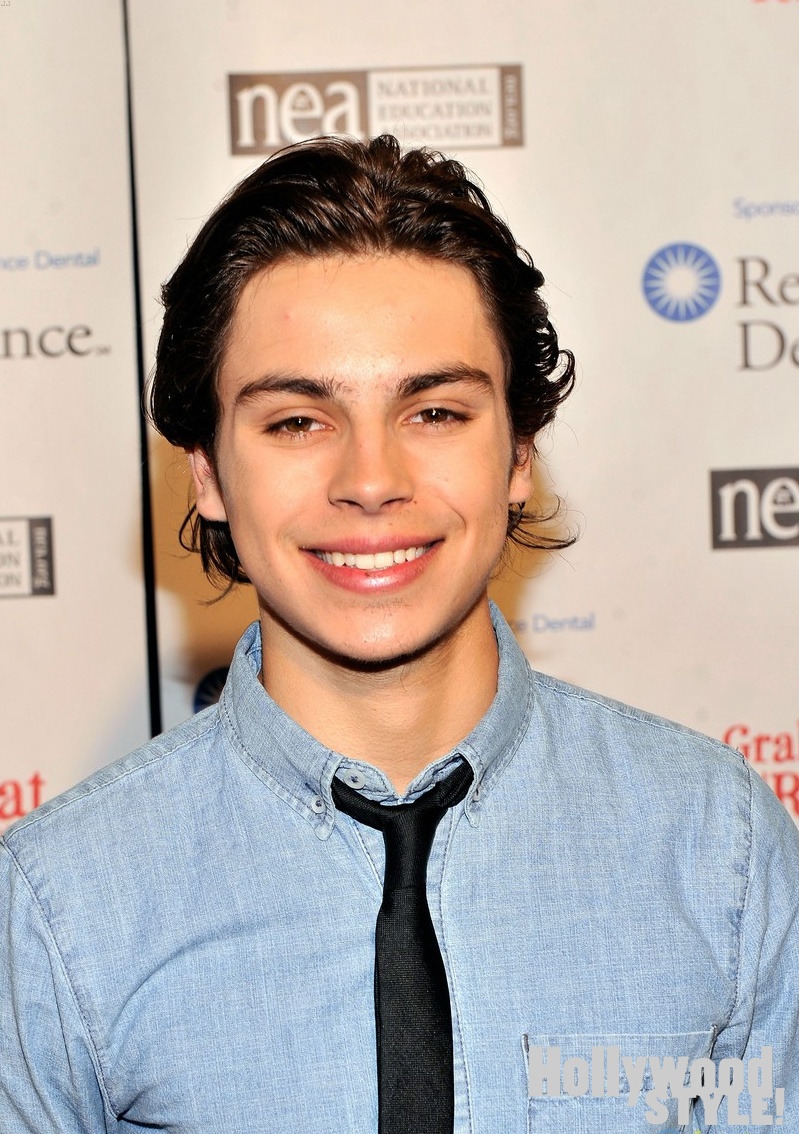 Jake T. Austin lee un cuento en el Read Across America Day! ~ Hollywood ...