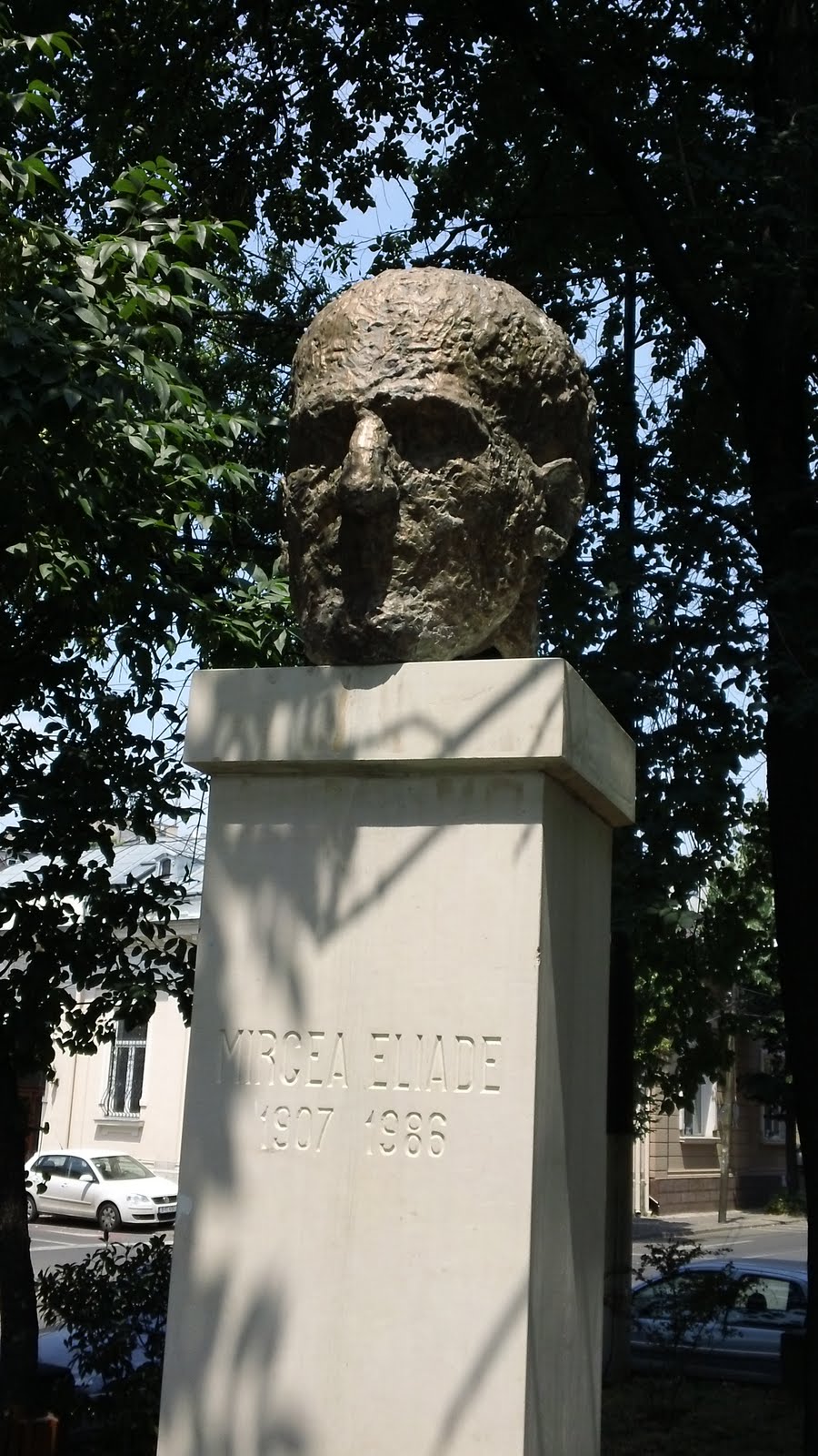 Statui si monumente din Bucuresti: Mircea Eliade