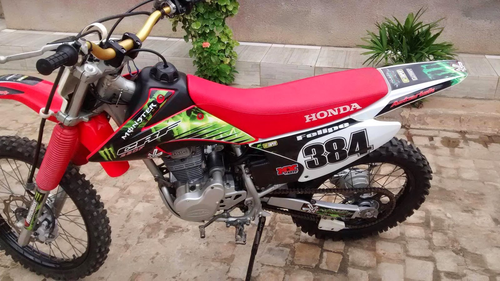 Vende-se uma moto Honda CRF 230 cilindrada