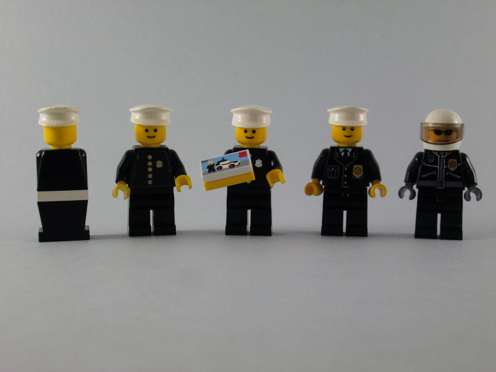 VIVOLEGO: Polícias de uniforme preto