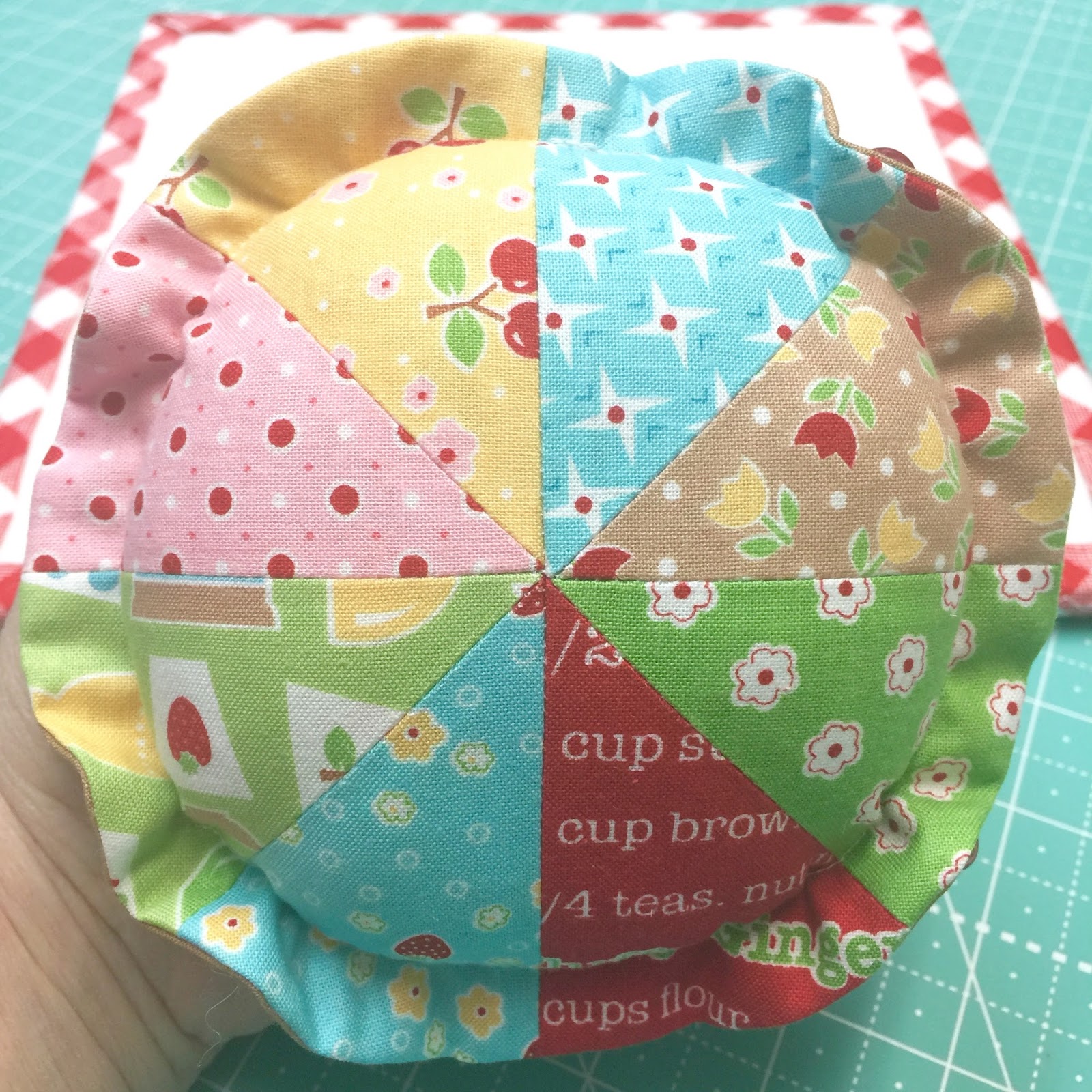 Bee In My Bonnet: Cutie Pie Pincushion Tutorial!!