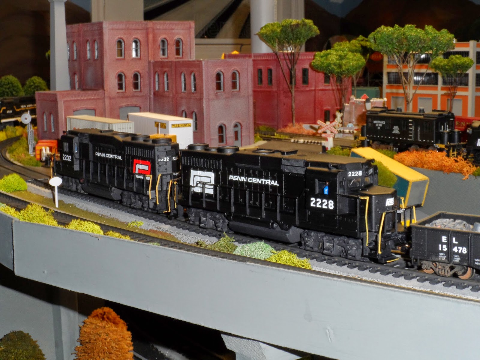 New York Central Train Layout: Penn Central GP30 #2228 Joins the Fleet
