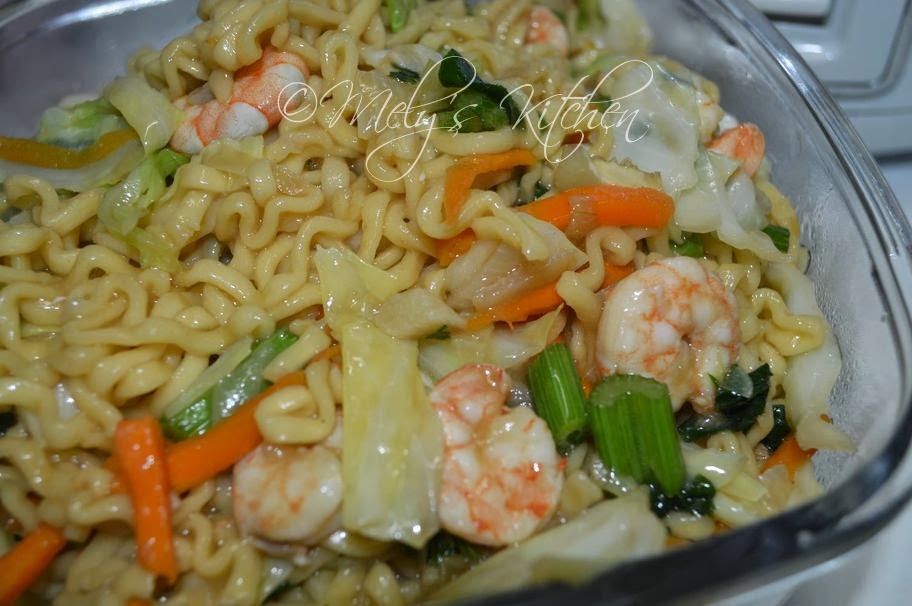 Mely's kitchen: Pancit Canton With Shrimps