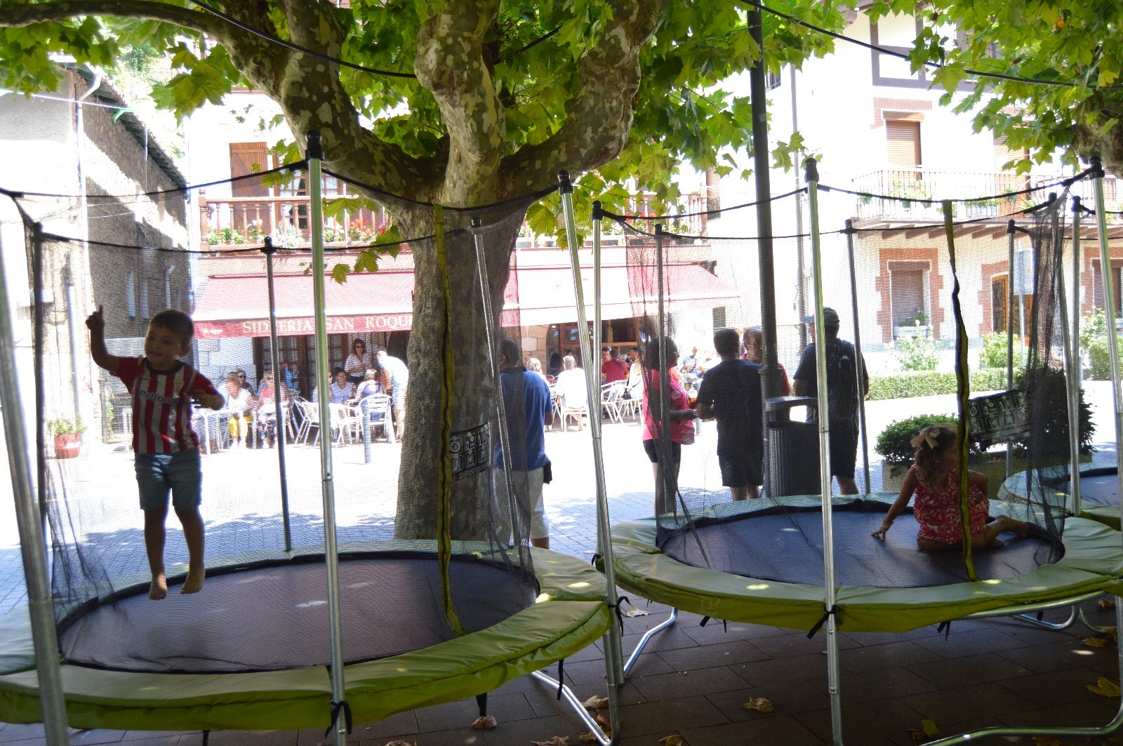 Los niños disfrutan de las fiestas de El Regato con hinchables y camas ...