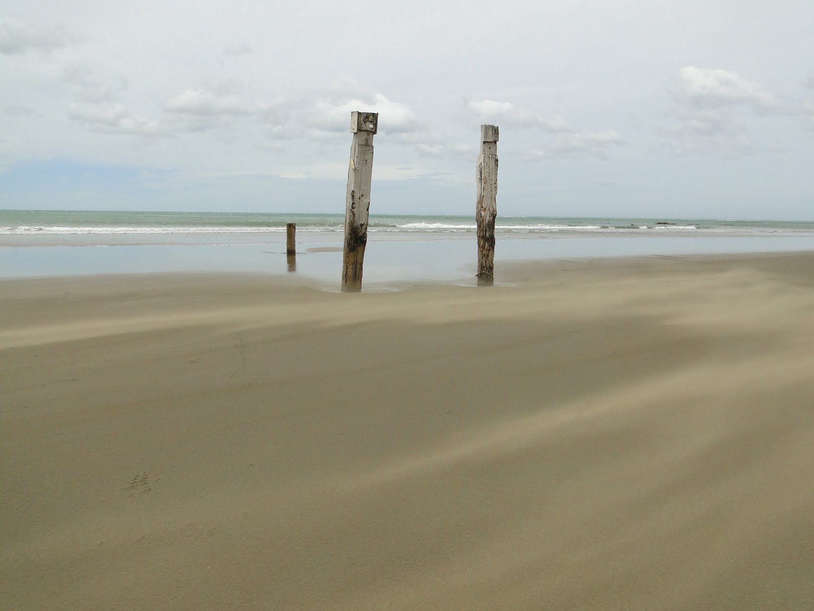 Kowhaiz: Akitio Beach, East Coast