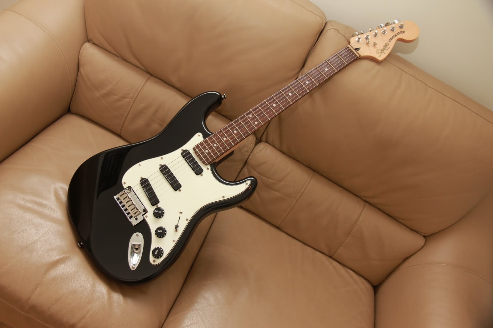 Squier Deluxe Hot Rails Strat Black