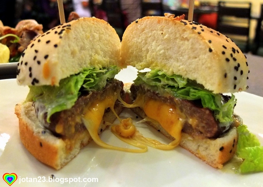 JOTAN23: D'AMburger Gastropub: Burgers, Gourmet Meals and Imported Beers