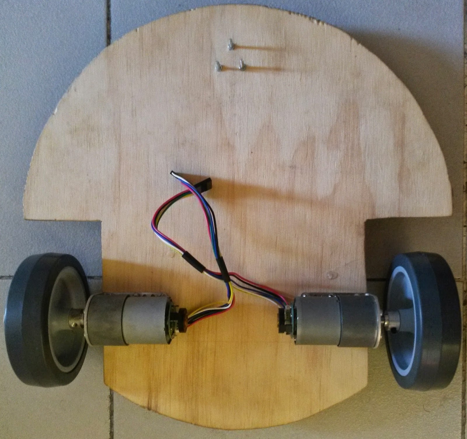 ElSholo: Montaje de los motores y las ruedas.