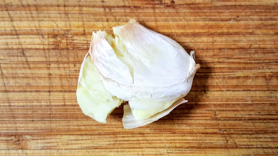 Claquer une gousse d'ail