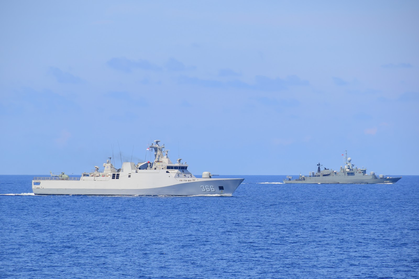 THAIDEFENSE-NEWS: Warships Of The Royal Thai Navy in Training Exercise