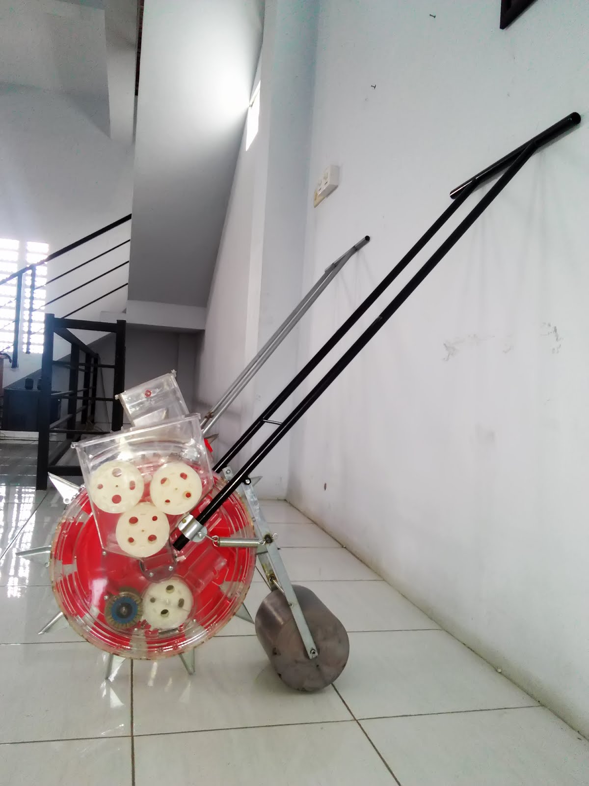 Alat Tanam Jagung - Alat Tugal Saam-Cp11 (Corn Seeder / Corn Planter ...