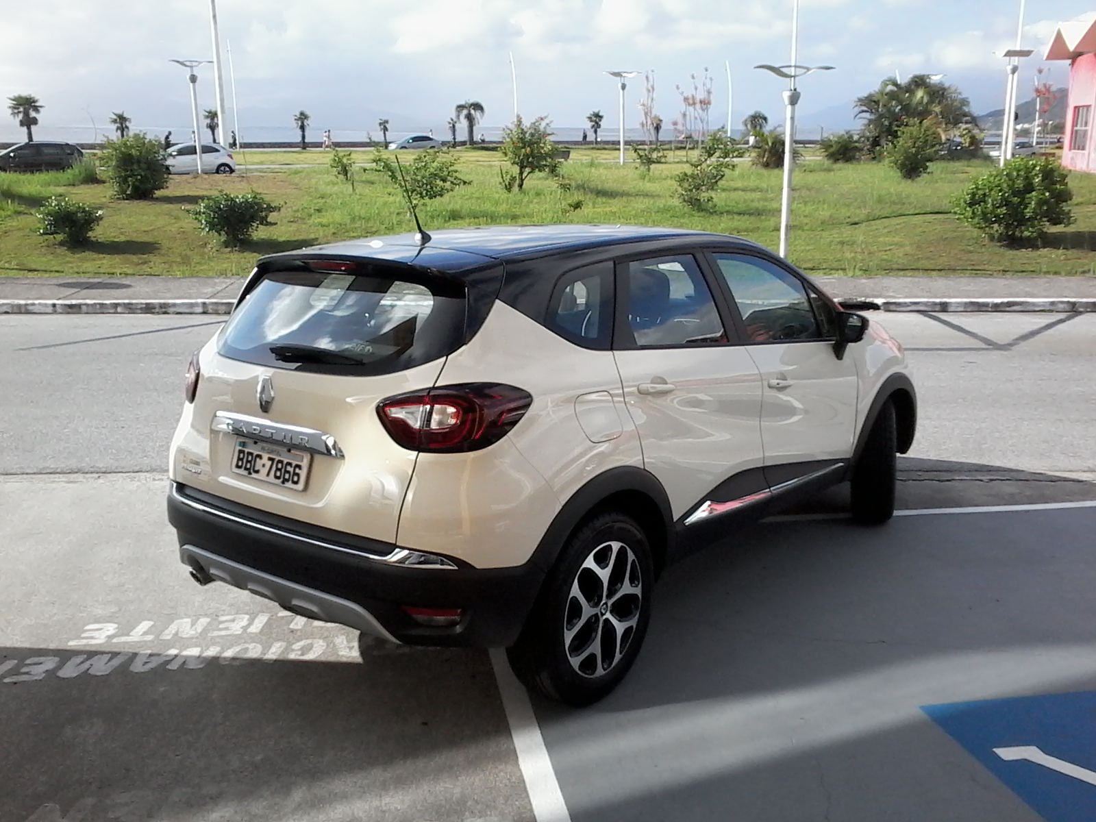 Avaliação: Renault Captur Intense une qualidades de Fluence e Duster ...