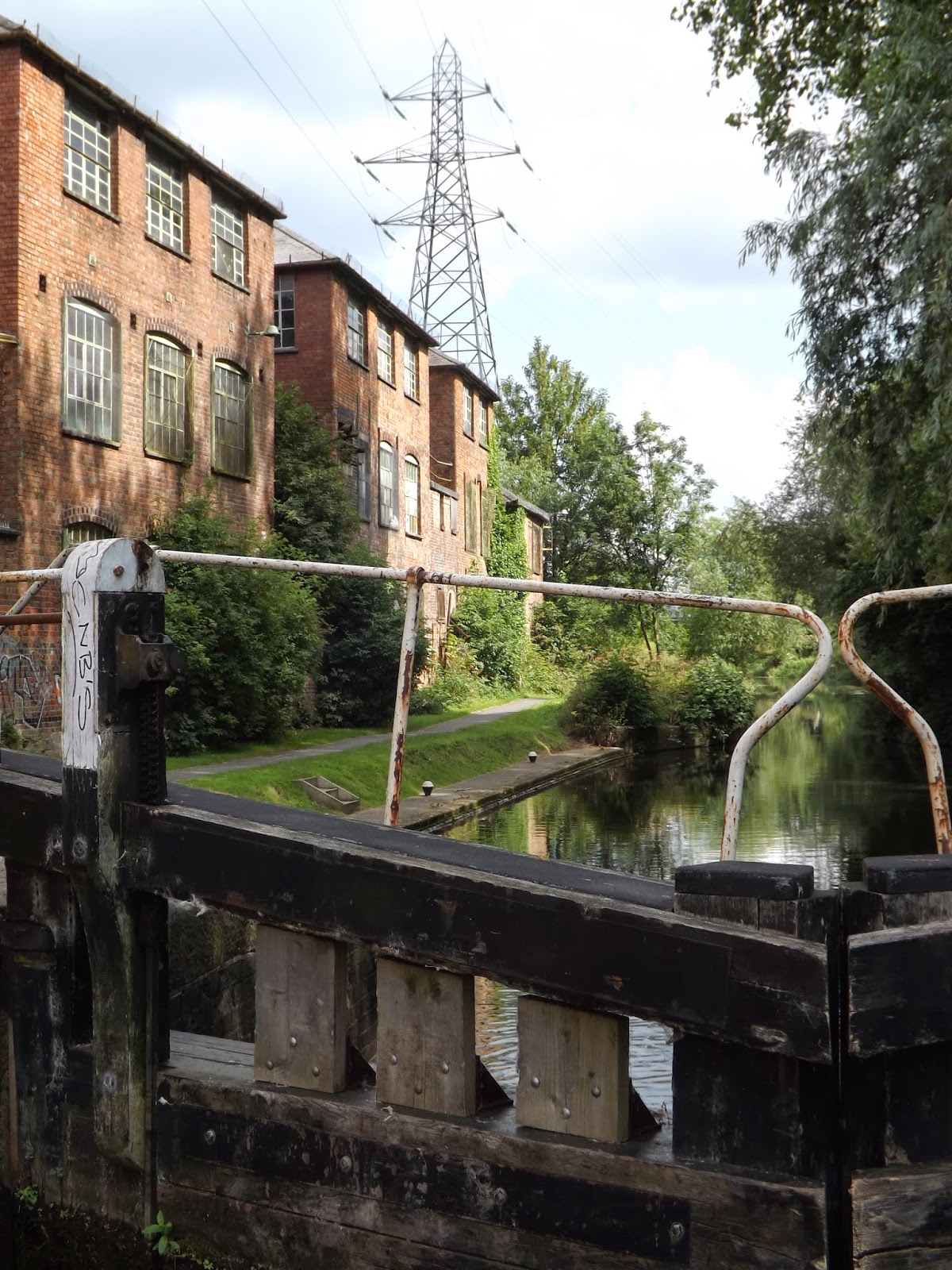 NB Holderness: Lots of locks leaving Leicester.