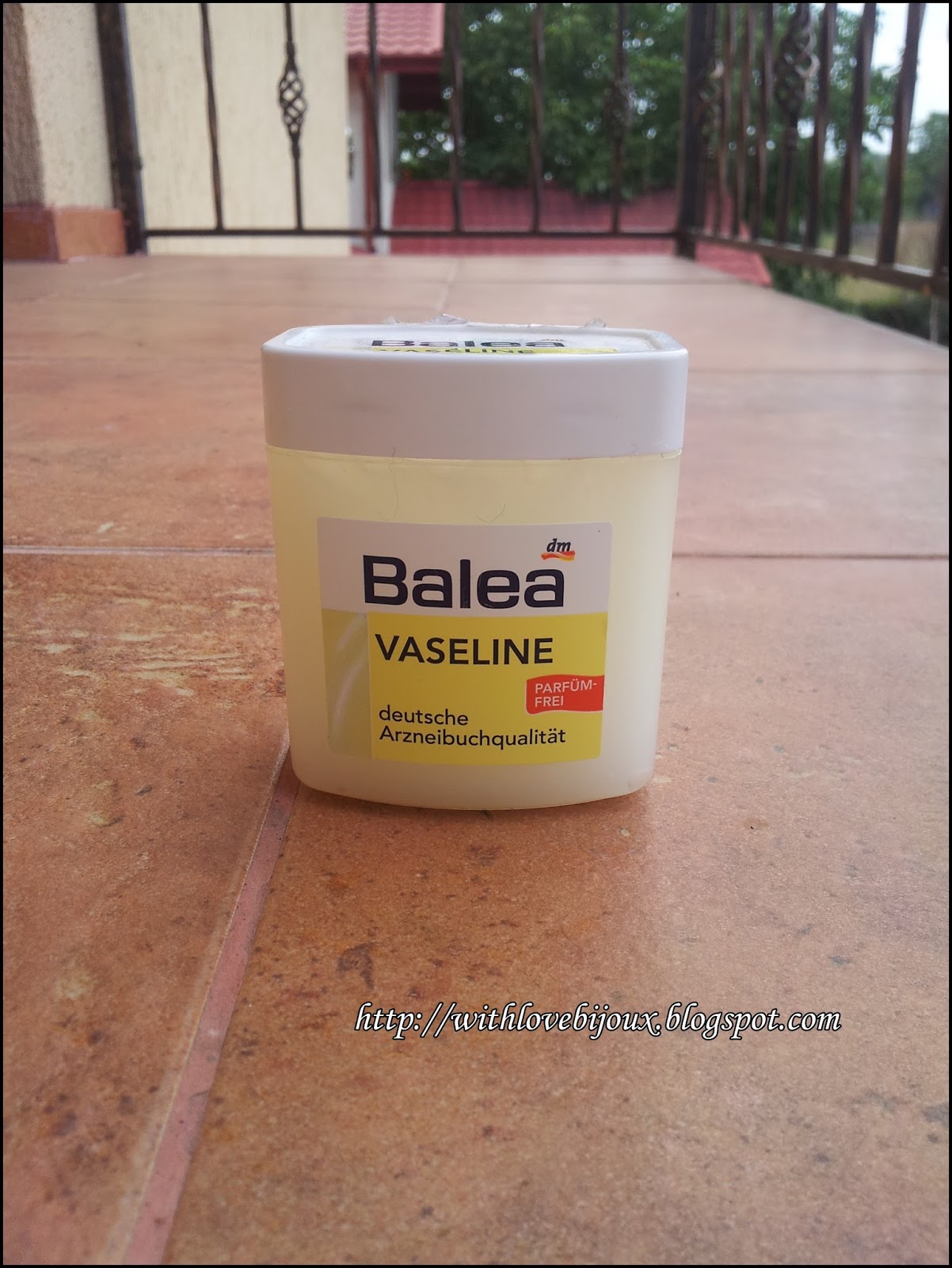 Pink Bijoux Blog: Despre vaselina cosmetica. La ce o folosim?