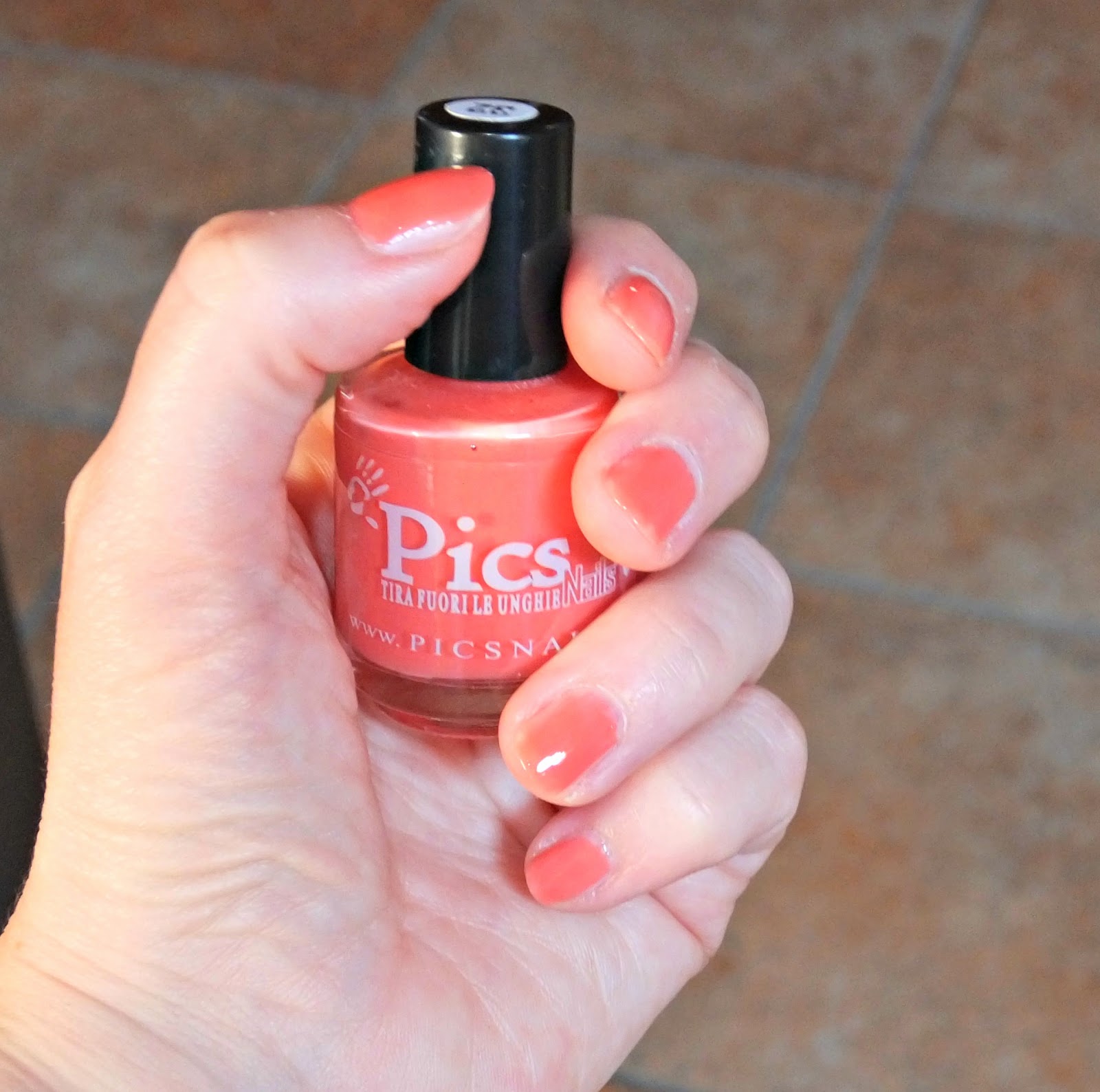 DIMMI CON CHI VAI E TI DIRO' CHI SEI: Graffia la vita con Pics Nails