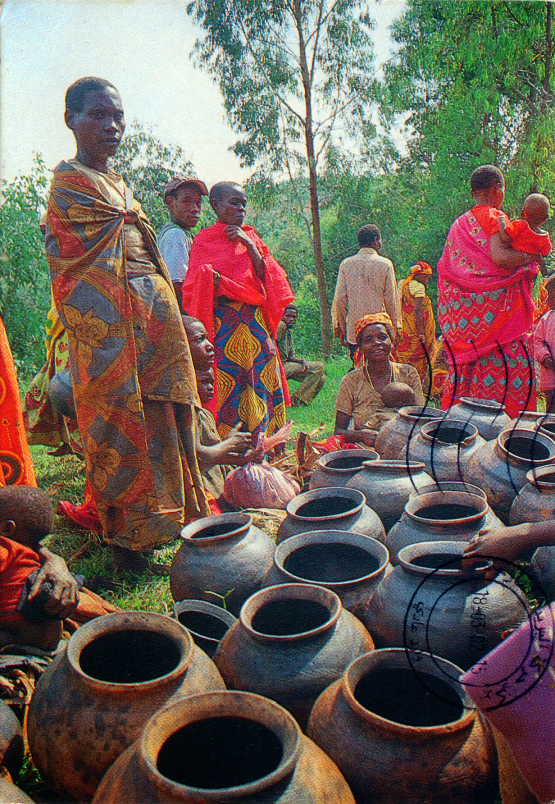 WORLD, COME TO MY HOME!: 1507 BURUNDI - Batwa people and their pottery