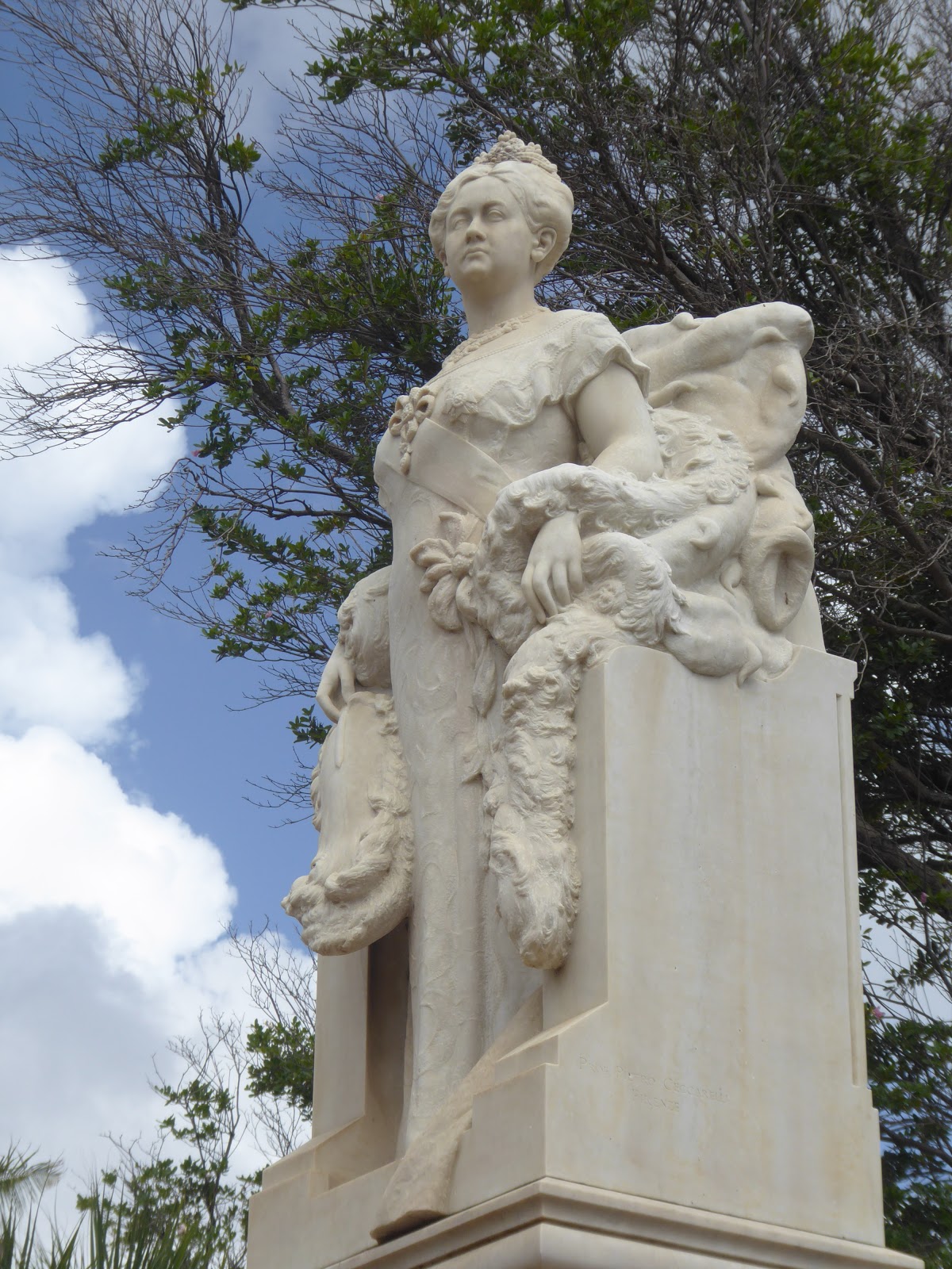 Photo-ops: Statue of Historic Figure: Queen Wilhelmina - Willemstad ...