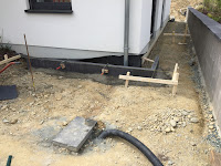 Spritzschutz hinter dem Haus