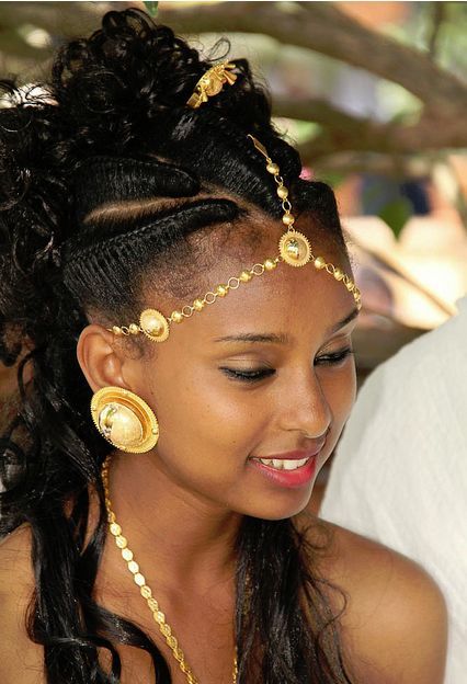 Add more beauty to your hair with these head chains
