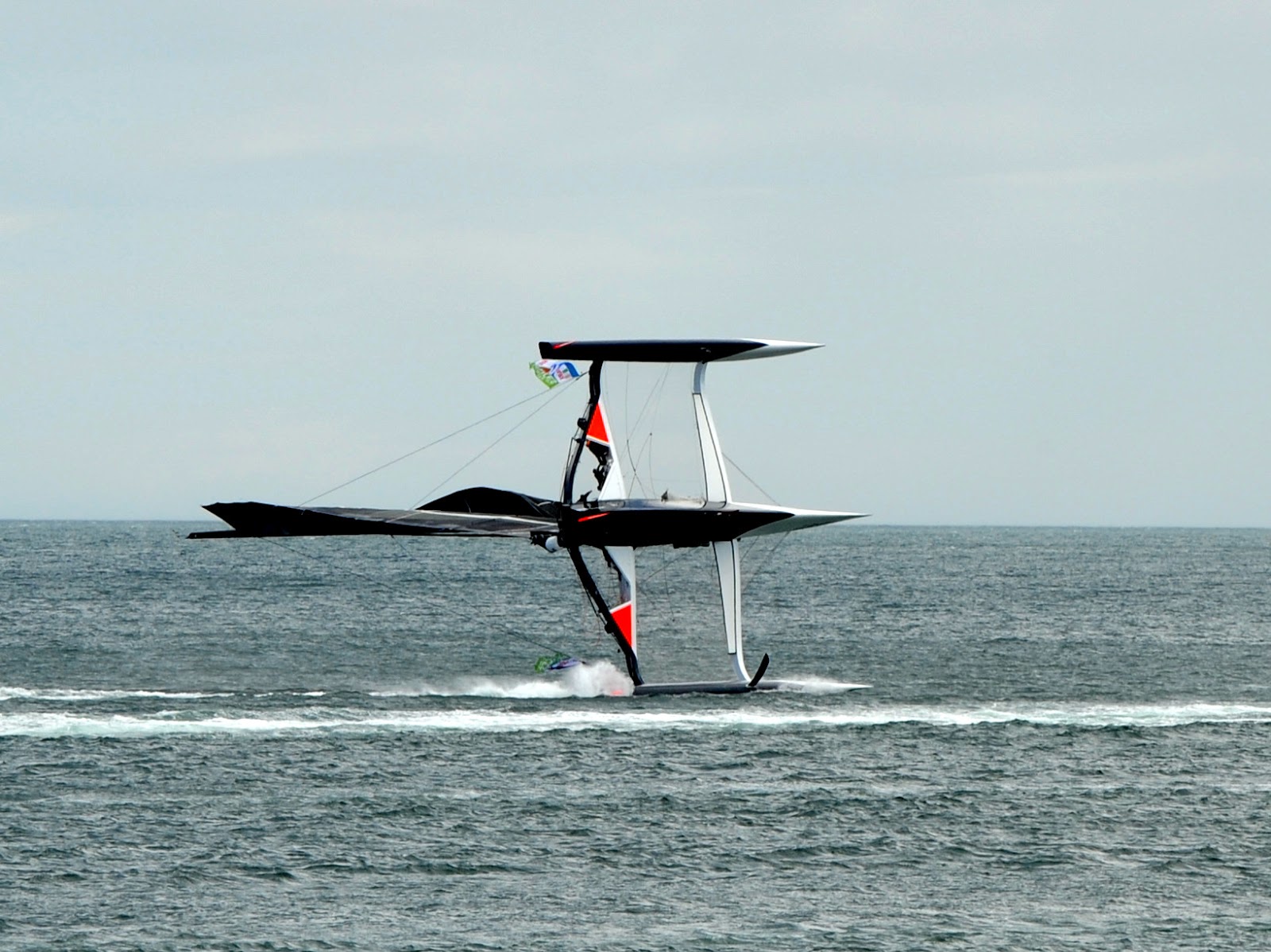 Spindrift capsizes in Dublin - VeladuepuntozeroVeladuepuntozero