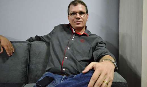 Ivan Junior senta na cadeira das águas