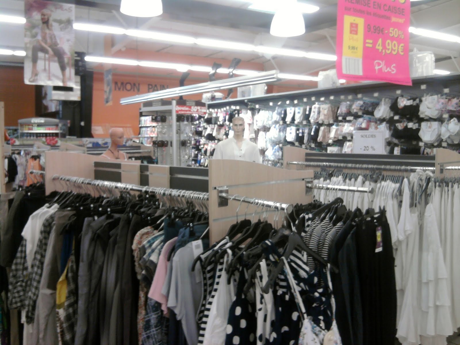 Intermarché De Lussac Les Châteaux: Un espace textile, chaussures.