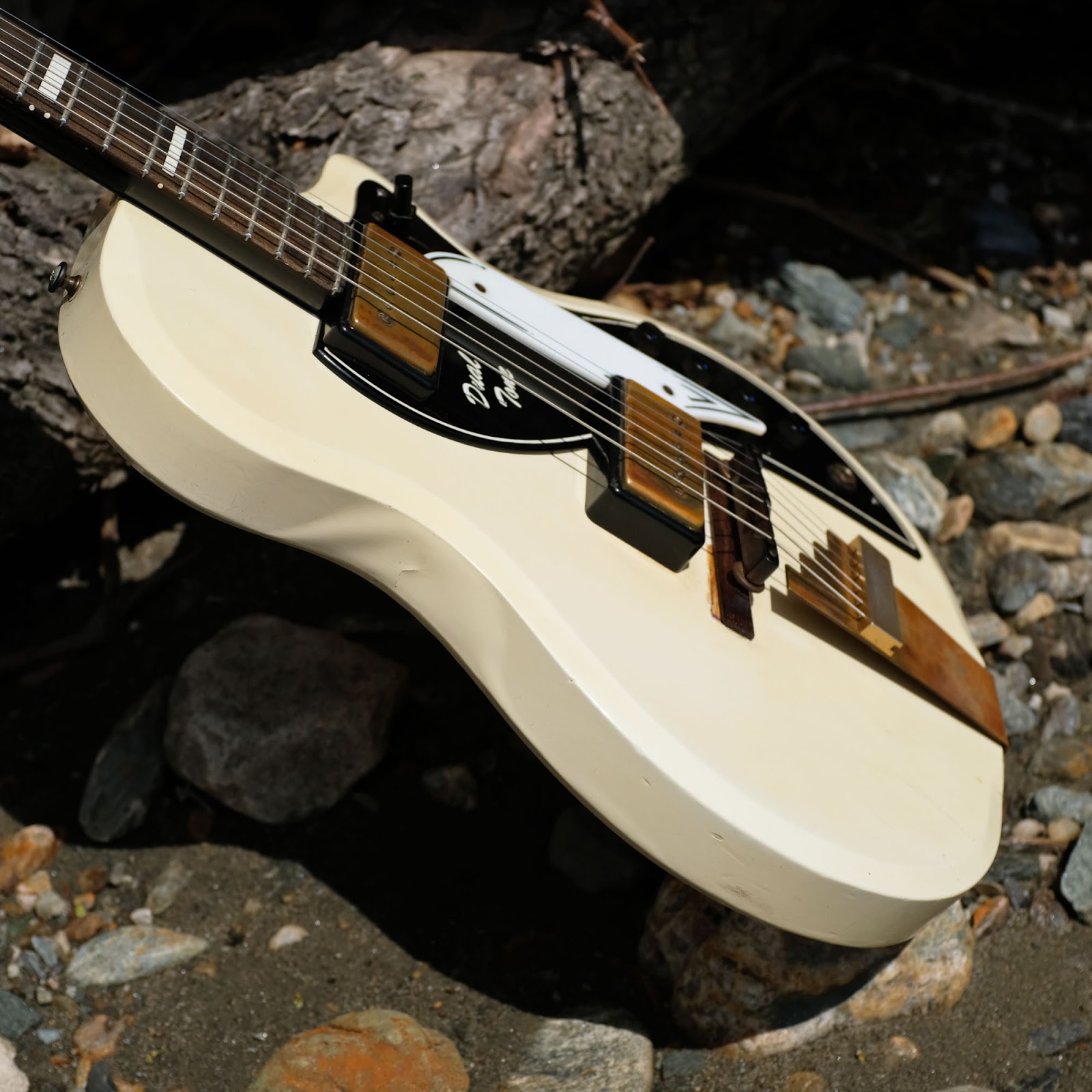 1959 Valco-made Supro Dual Tone Electric Guitar