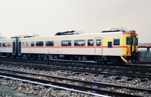 飛行場の測候所: 車還在船上就已經賣票的台鐵DR2900傳奇