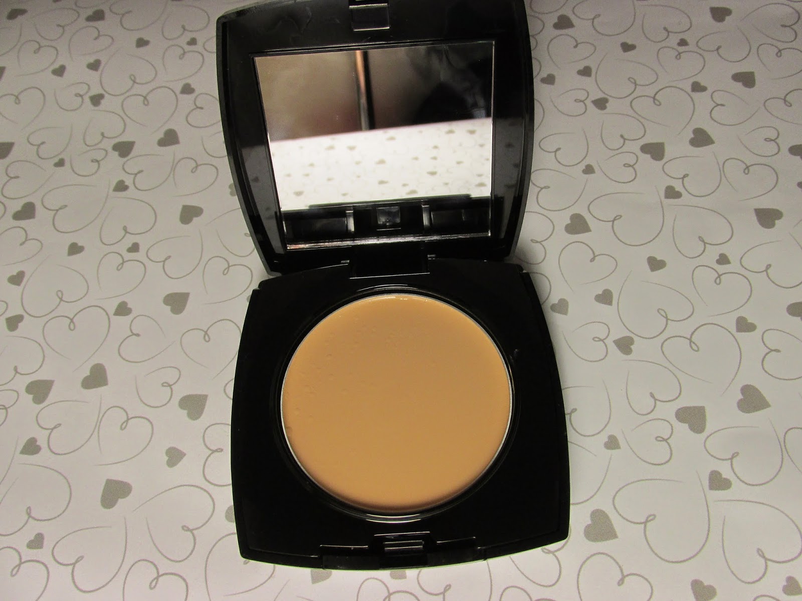 Sombras e Pincéis: Base Compacta de Múltipla Ação Ideal Face da AVON