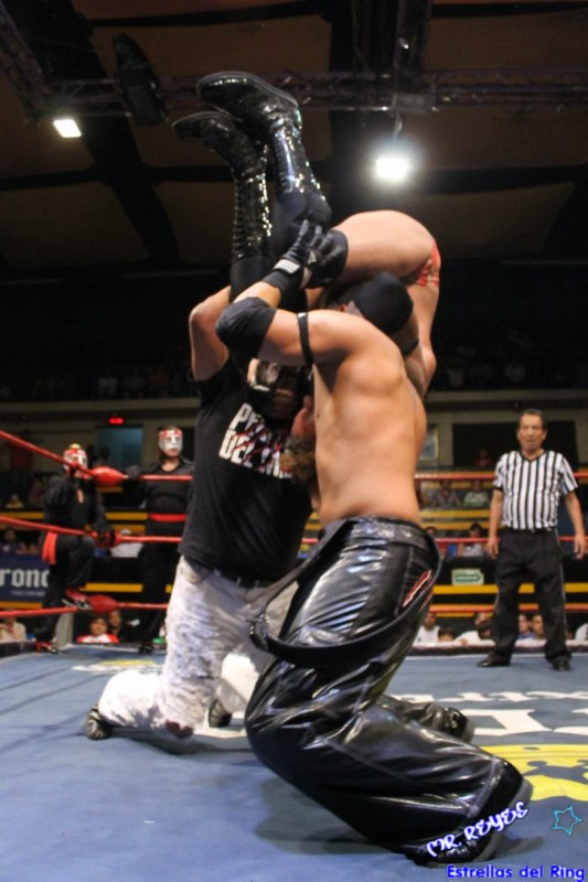 ESTRELLAS DEL RING.: Octagón, Octagoncito y Veneno triunfarón en la ...