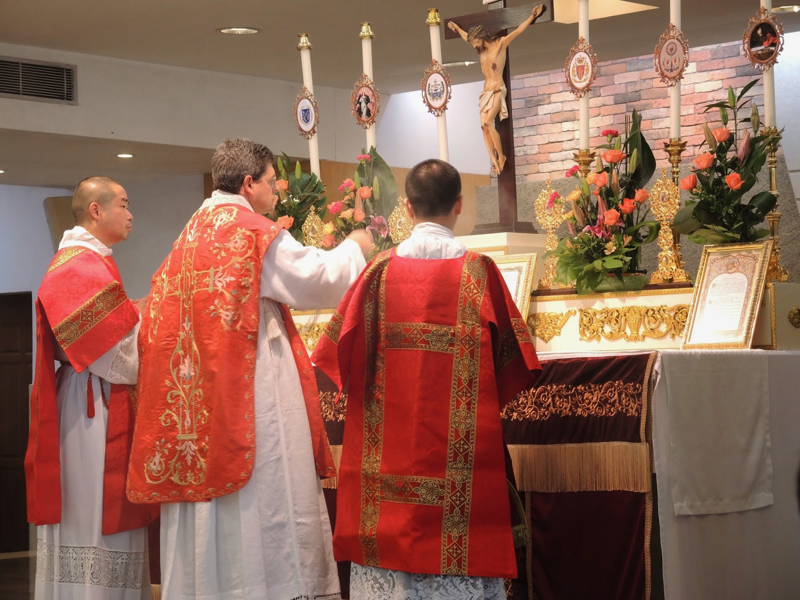 New Liturgical Movement: Photopost: Exaltation of the Holy Cross - 2014