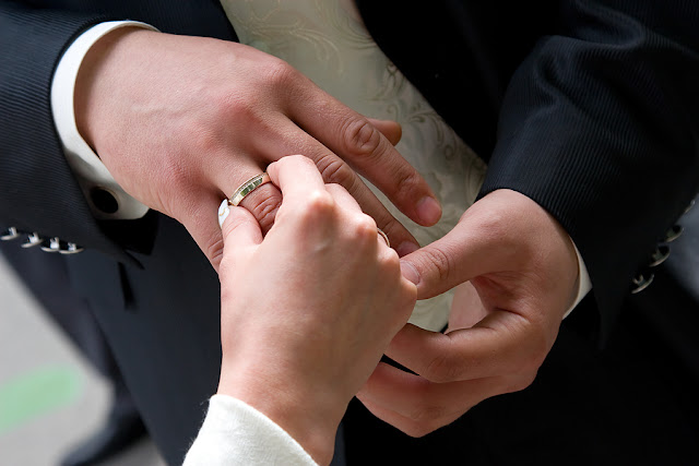 What Does It Mean If The Husband Does Not Put The Wedding Ring In His Finger what-does-it-mean-if-the-husband-does-not-put-the-wedding-ring-in-his-finger