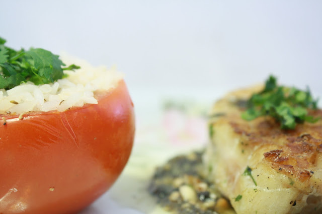 Badejo Grelhado com Molho Pesto e Tomate Recheado - decomer