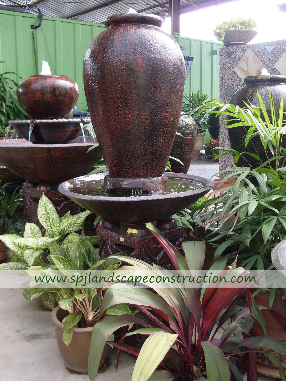 Penuhi sudut dengan mini water feature | Landscape Construction