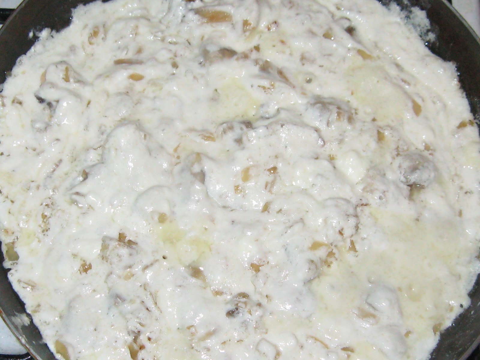 Pui frantuzesc cu smantana si ciuperci – Idei pentru Femei