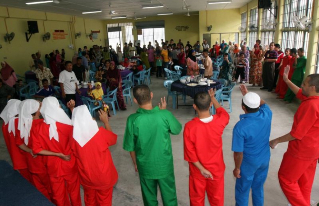 Maksud di sebalik warna baju banduan dan tahanan polis