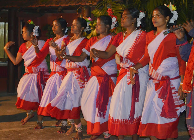 dance steps: JHUMUR NAACH OF ASSAM
