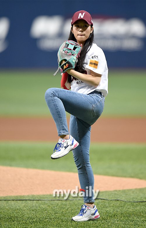 Girls' Alert's Jisung throws her first pitch