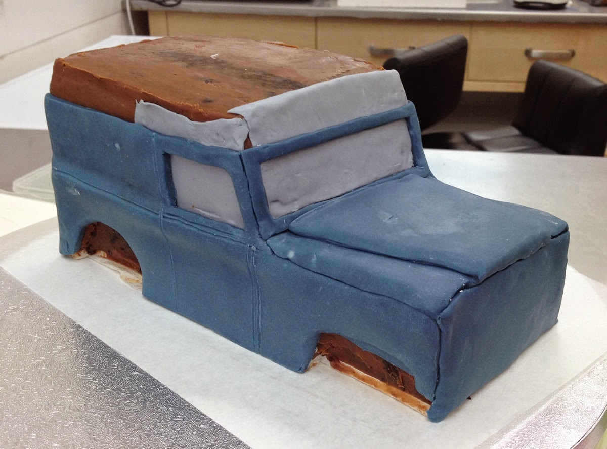 SiliconeMoulds.com Blog: Land Rover Defender Novelty Cake - Caking With ...