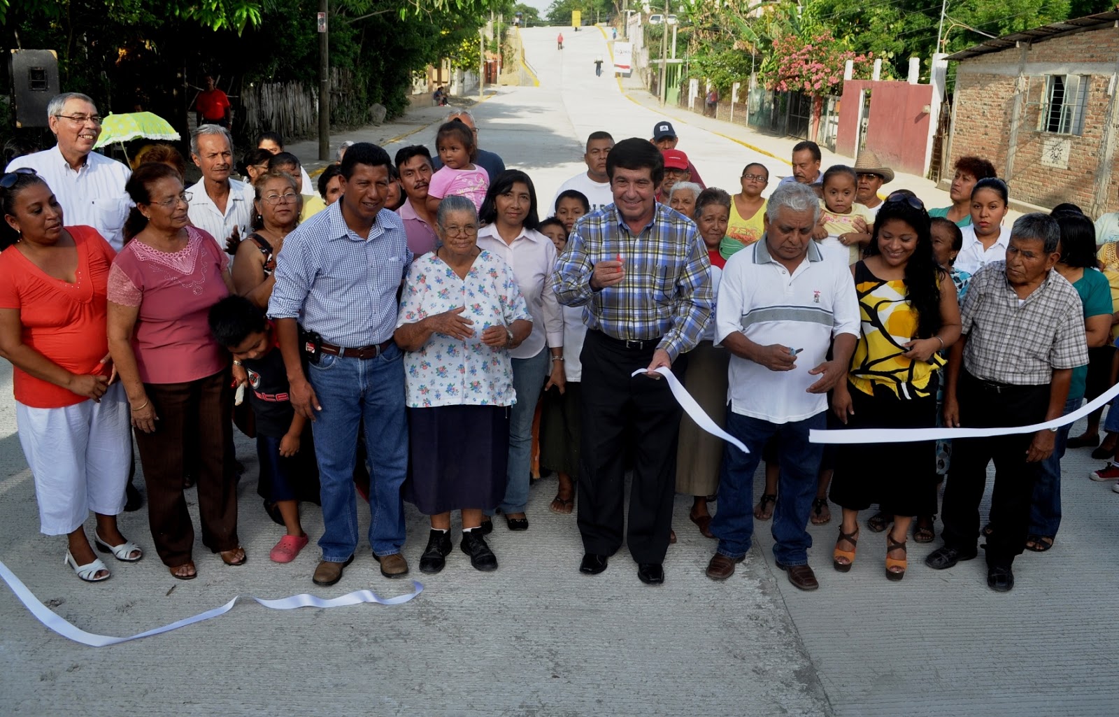 VaXtuxpan. Periodismo Virtual.: LLEGA LA URBANIZACIÓN A LA CALLE CIPRÉS ...
