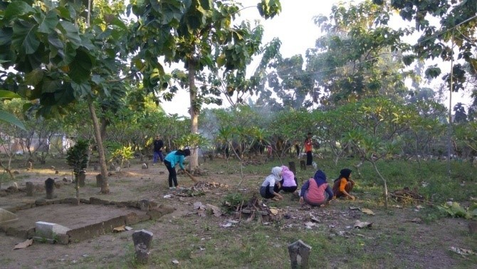 MEMBERSIHKAN LINGKUNGAN MAKAM DESA PRASUNG TANI | Desa Prasung