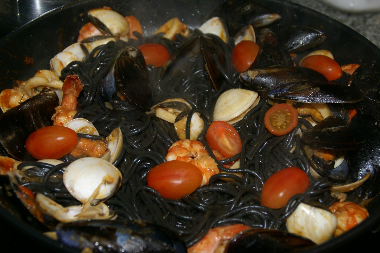 Destemperos : Spaghetti Nero di Sepia con Frutti di Mare